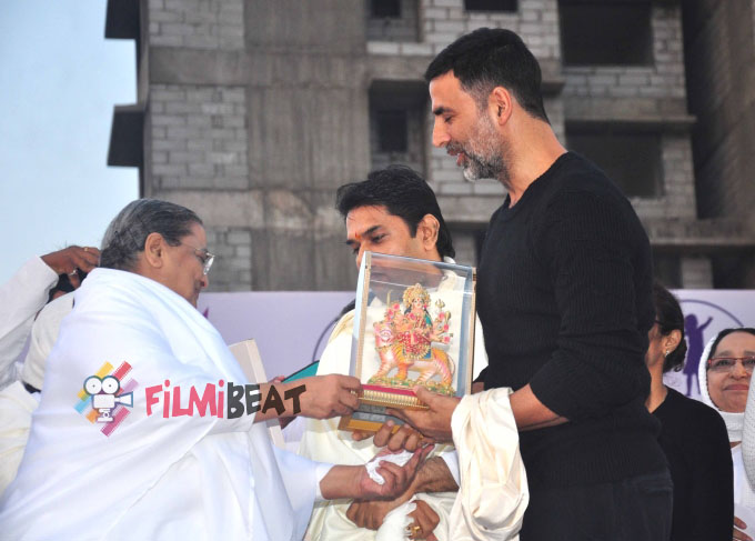 Akshay Kumar Flags Off Bramhakumari Sakhi Minithon 2015 - Filmibeat