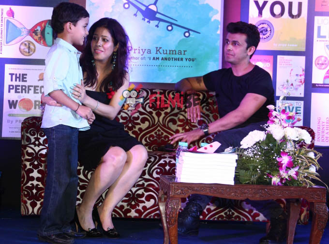 Sonu Nigam Launches Priya Kumar's Book 'I Will Go With You' - Filmibeat