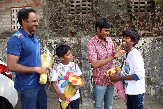 Dhanush Gifted Gold Chain To National Award Winners - Filmibeat