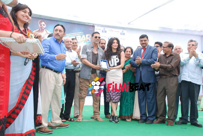 Promotion Of Film Gabbar Is Back At Gurgaon - Filmibeat