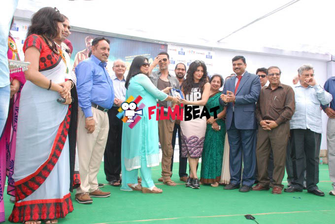 Promotion Of Film Gabbar Is Back At Gurgaon - Filmibeat