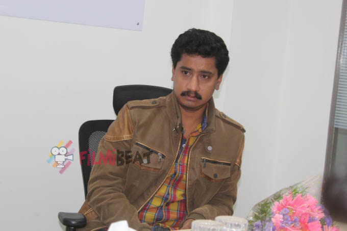 Award Winning Sanchari Vijay & B.S. Lingadevaru Visits Filmibeat Office - Filmibeat