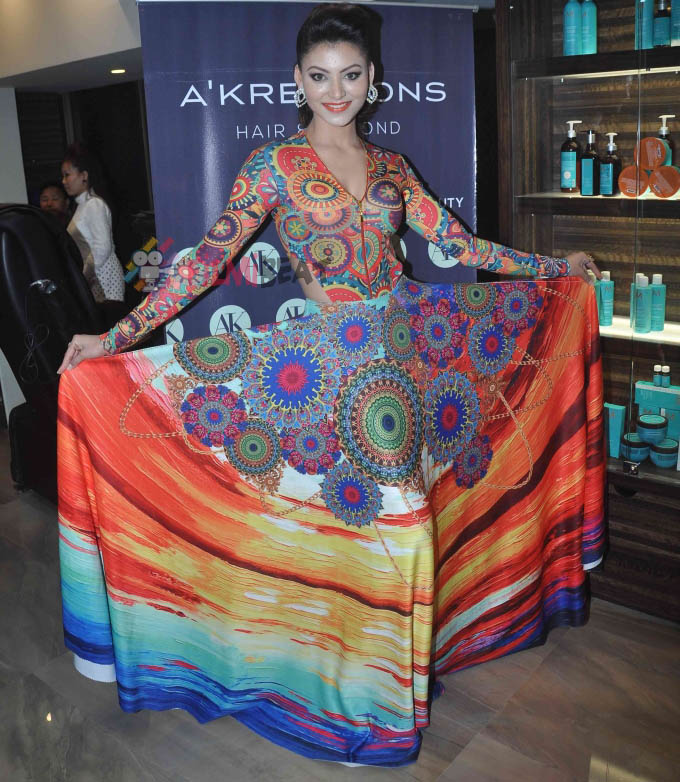 Richa Chadda & Urvashi Rautela Launch A' Kreations Salon - Filmibeat