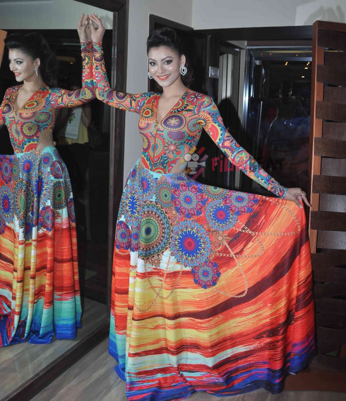 Richa Chadda & Urvashi Rautela Launch A' Kreations Salon - Filmibeat