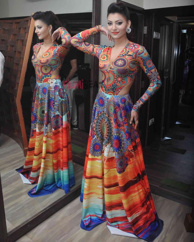 Richa Chadda & Urvashi Rautela Launch A' Kreations Salon - Filmibeat