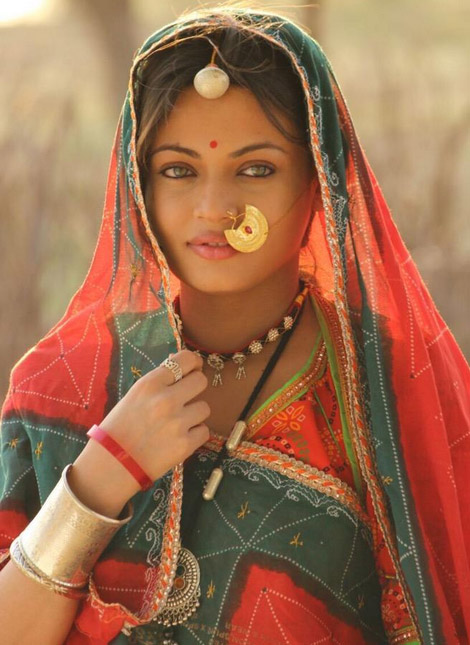 Saako-363 Bollywood Movie: Pooja, Shooting Stills, Location Photos & First Look Posters - Filmibeat