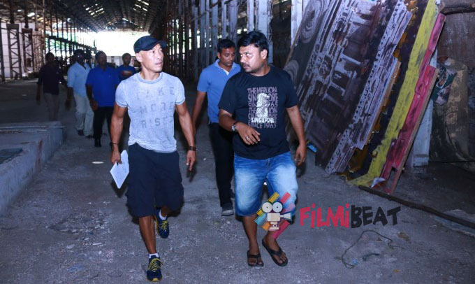 Hollywood Stunt Master In Prabhu Solomon Dhanush Movie - Filmibeat