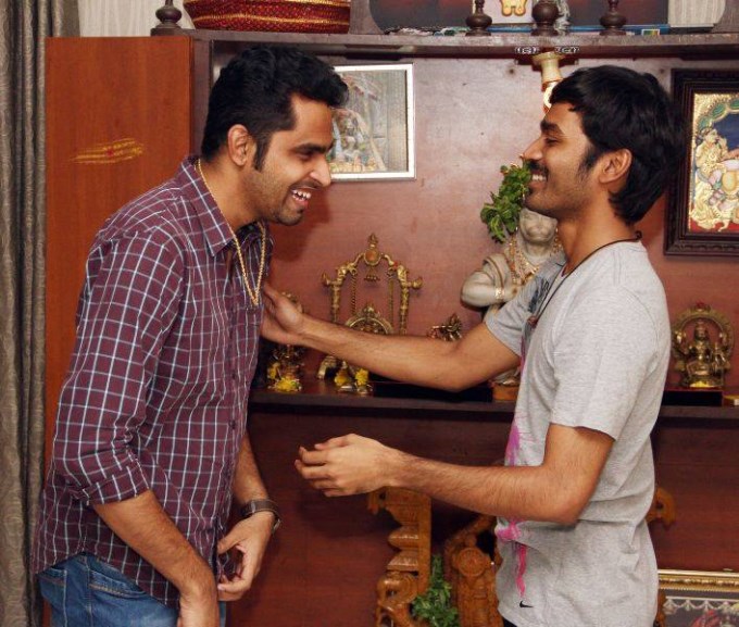 Dhanush Gifted Gold Chain For Maari Team - Filmibeat