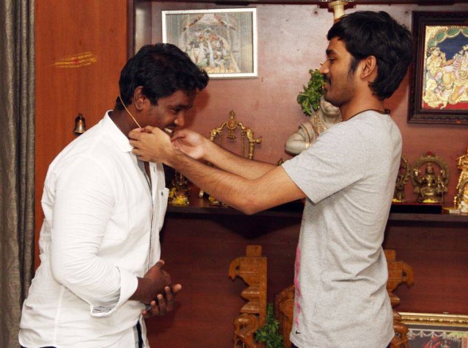 Dhanush Gifted Gold Chain For Maari Team - Filmibeat