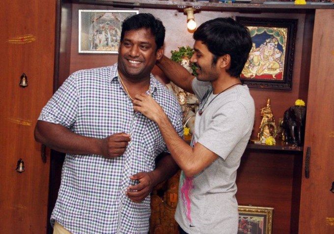 Dhanush Gifted Gold Chain For Maari Team - Filmibeat