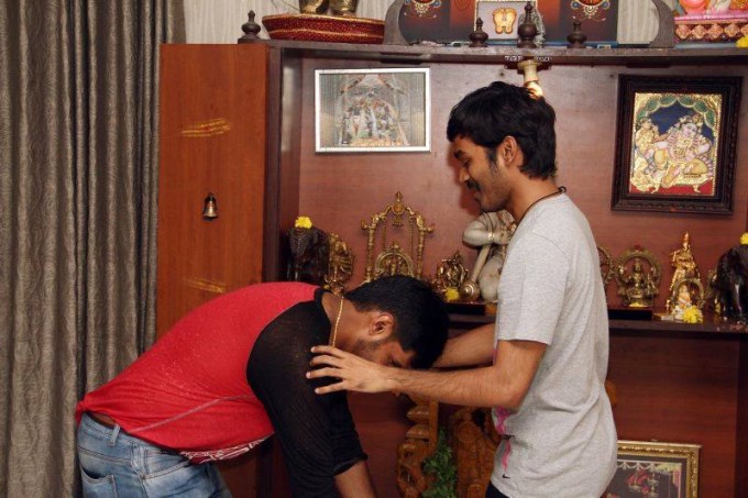 Dhanush Gifted Gold Chain For Maari Team - Filmibeat