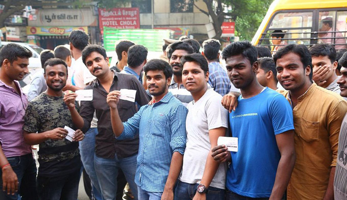Fans Celebrating Vaalu - Filmibeat
