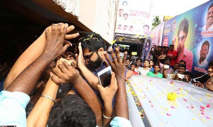 Fans Celebrating Vaalu - Filmibeat