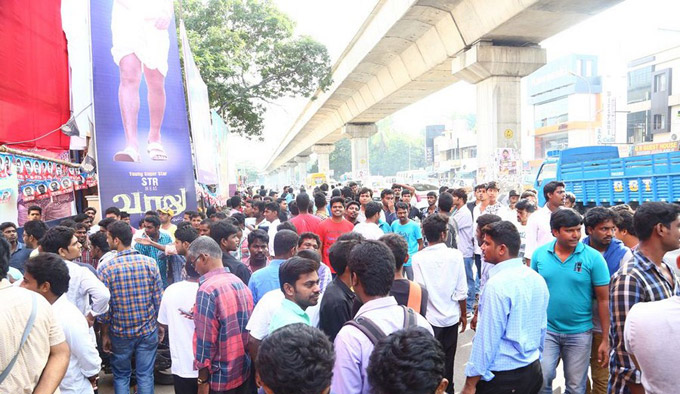 Fans Celebrating Vaalu - Filmibeat