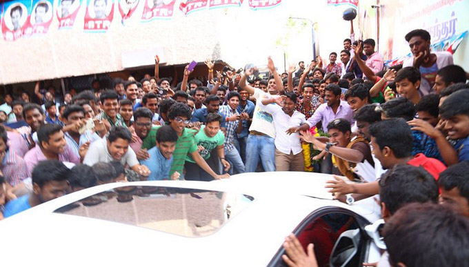 Fans Celebrating Vaalu - Filmibeat