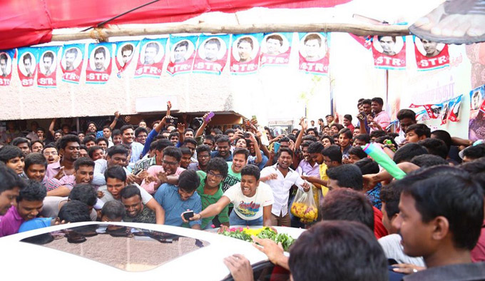 Fans Celebrating Vaalu - Filmibeat