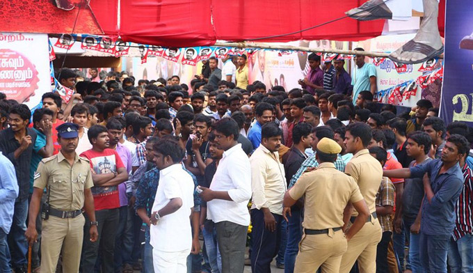 Fans Celebrating Vaalu - Filmibeat