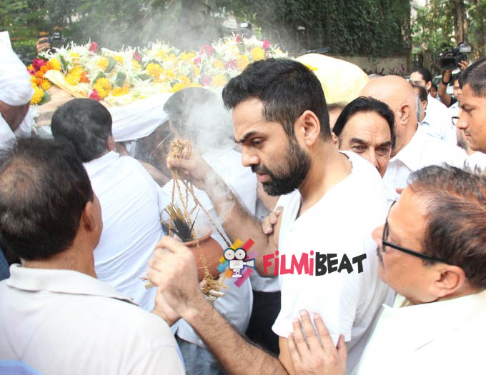 Funeral Of Abhay Deol's Father Ajit Singh Deol - Filmibeat