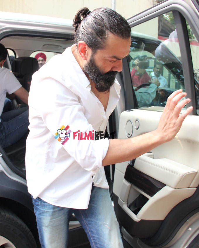 Funeral Of Abhay Deol's Father Ajit Singh Deol - Filmibeat