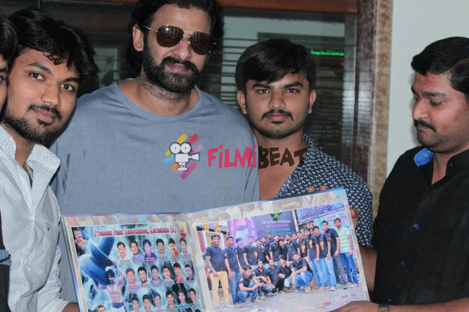 Actor Prabhas Met His Fans From Bangalore - Filmibeat