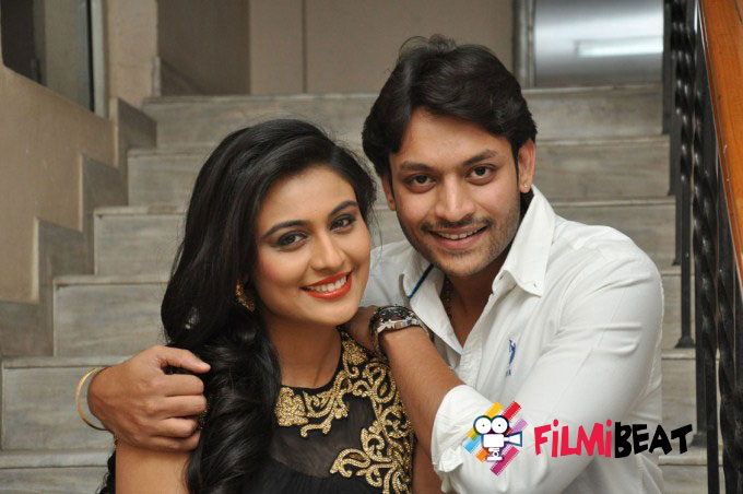 Valli First Look Launch - Filmibeat