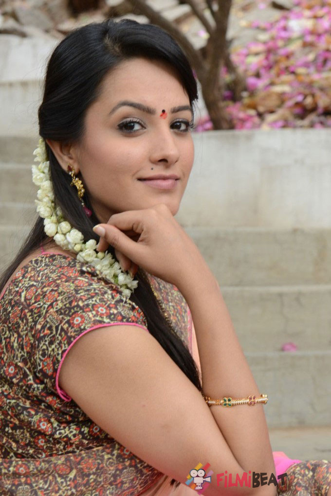 Anitha Photos: Find Latest HD Images, Pictures, Stills & Pics - Filmibeat