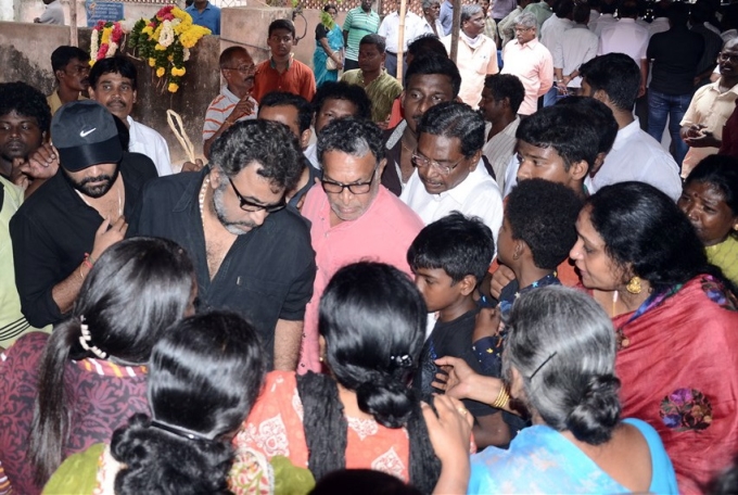 Tamil Industry Pay Last Respect To Kumarimuthu - Filmibeat
