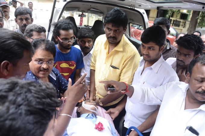 Tamil Industry Pay Last Respect To Kumarimuthu - Filmibeat