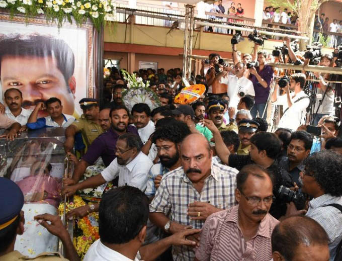 Actor Kalabhavan Mani Funeral - Filmibeat