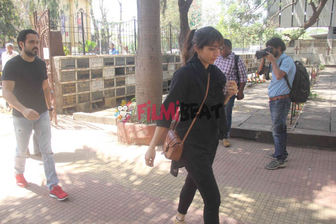 Funeral Of Emraan Hashmi's Mother - Filmibeat