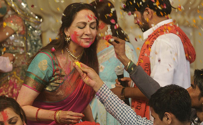 Best Holi Scenes From Bollywood Movies - Filmibeat