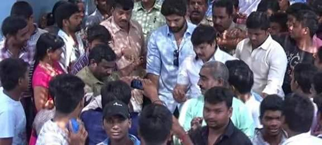 Allu Arjun Visits Simhachalam Temple - Filmibeat