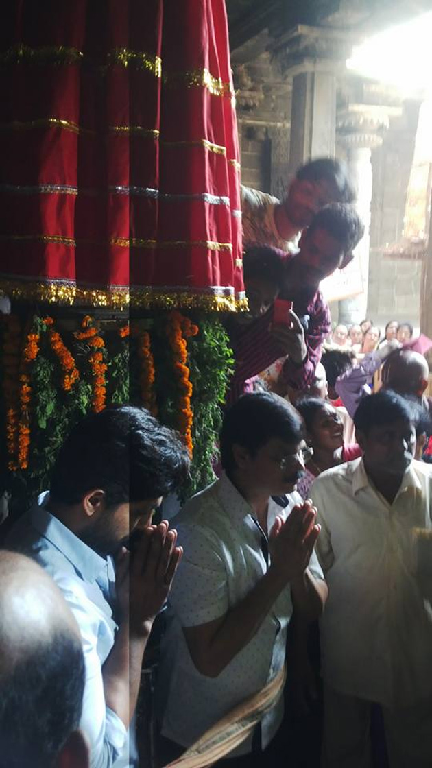 Allu Arjun Visits Simhachalam Temple - Filmibeat