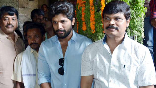 Allu Arjun Visits Simhachalam Temple - Filmibeat
