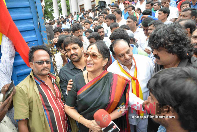 Kalasa Banduri : Protest by Kannada Film Industry - Filmibeat