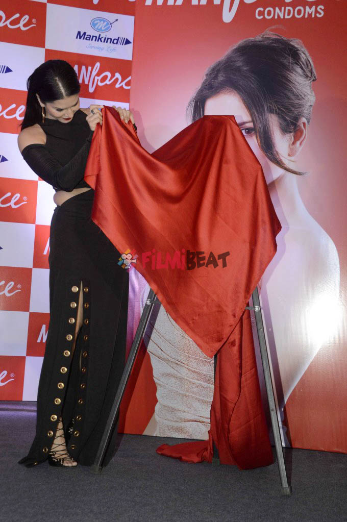 Sunny Leone Launches Manforce Special Calendar 2016 - Filmibeat