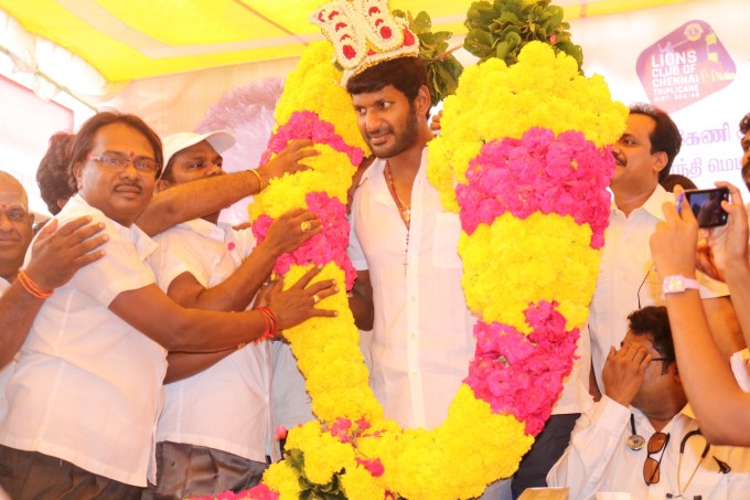 Actor Vishal Inaugurated Medical Camp - Filmibeat