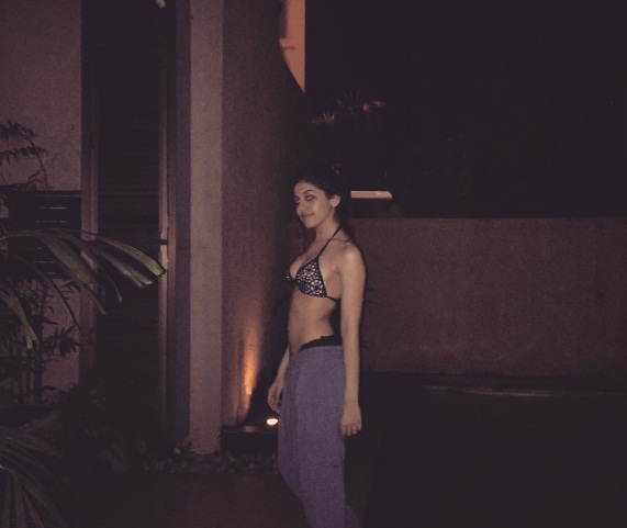 Pooja Bedi Daughter Aalia Shares Bikini Photos On Instragram - Filmibeat