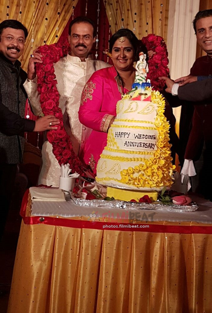 Actress Radha And Rajasekaran 25th Wedding Anniversary - Filmibeat