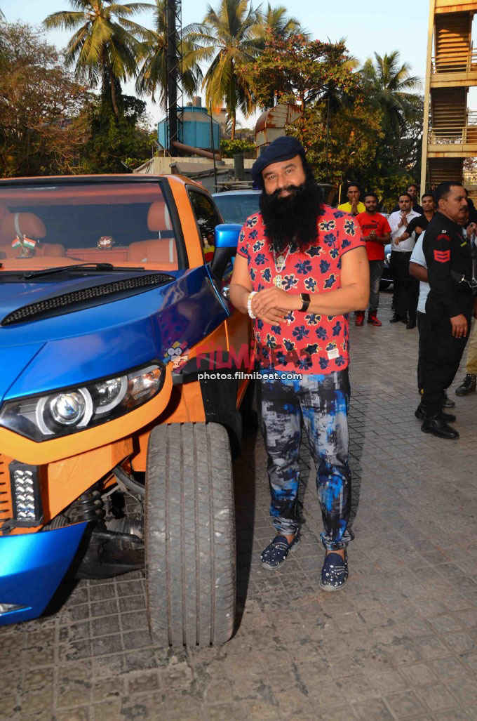 Baba Ram Rahim Spotted At Juhu - Filmibeat