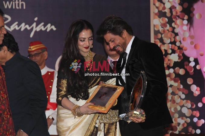 Shahrukh Khan Receives 4th National Yash Chopra Award 2017 - Filmibeat