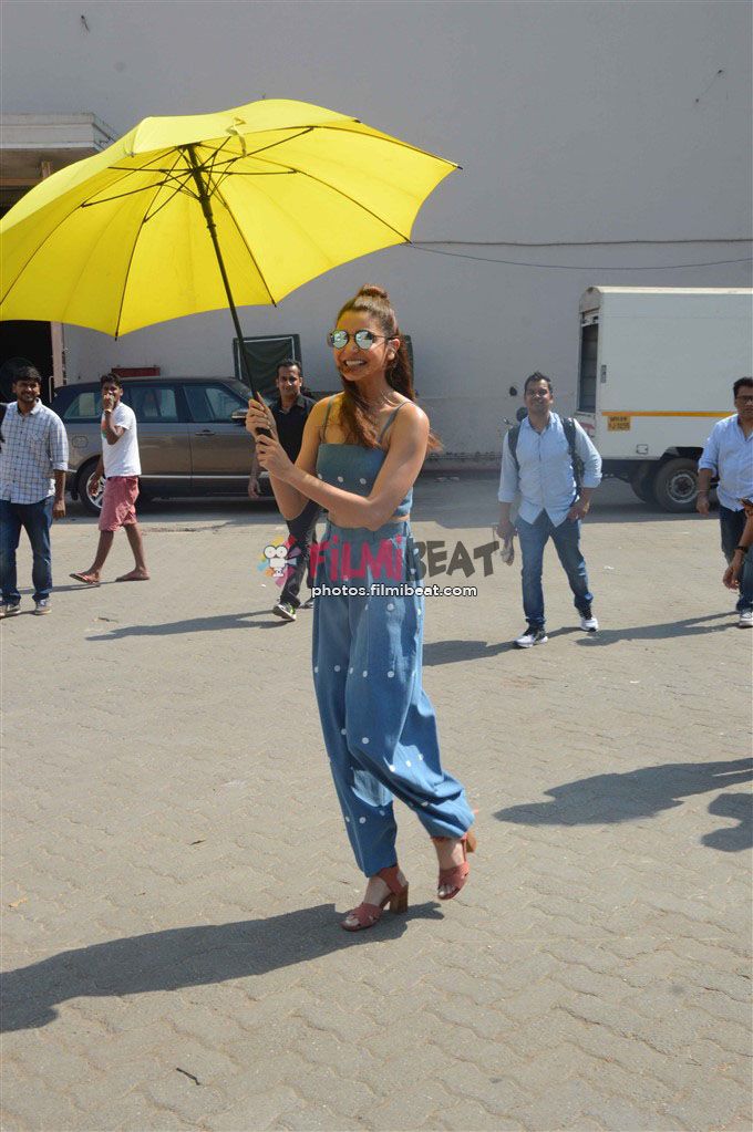 Anushka Sharma And Daljit Singh Spotted At Mehboob Studio - Filmibeat