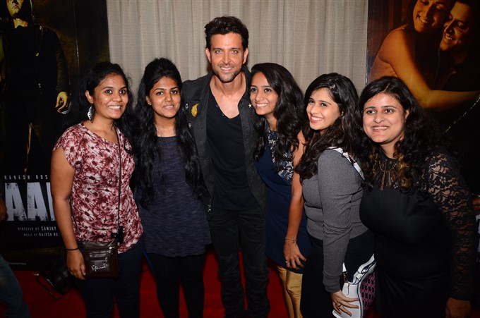 Hrithik Roshan Celebrates Kaabil Success With Fans - Filmibeat