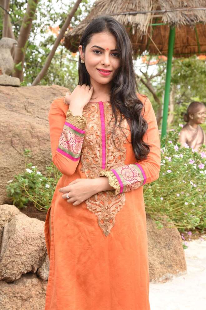 Farah Photos: Find Latest HD Images, Pictures, Stills & Pics - Filmibeat