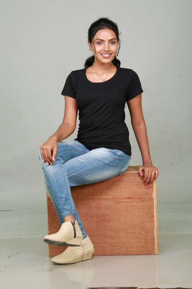 Sowmya Photos: Find Latest HD Images, Pictures, Stills & Pics - Filmibeat