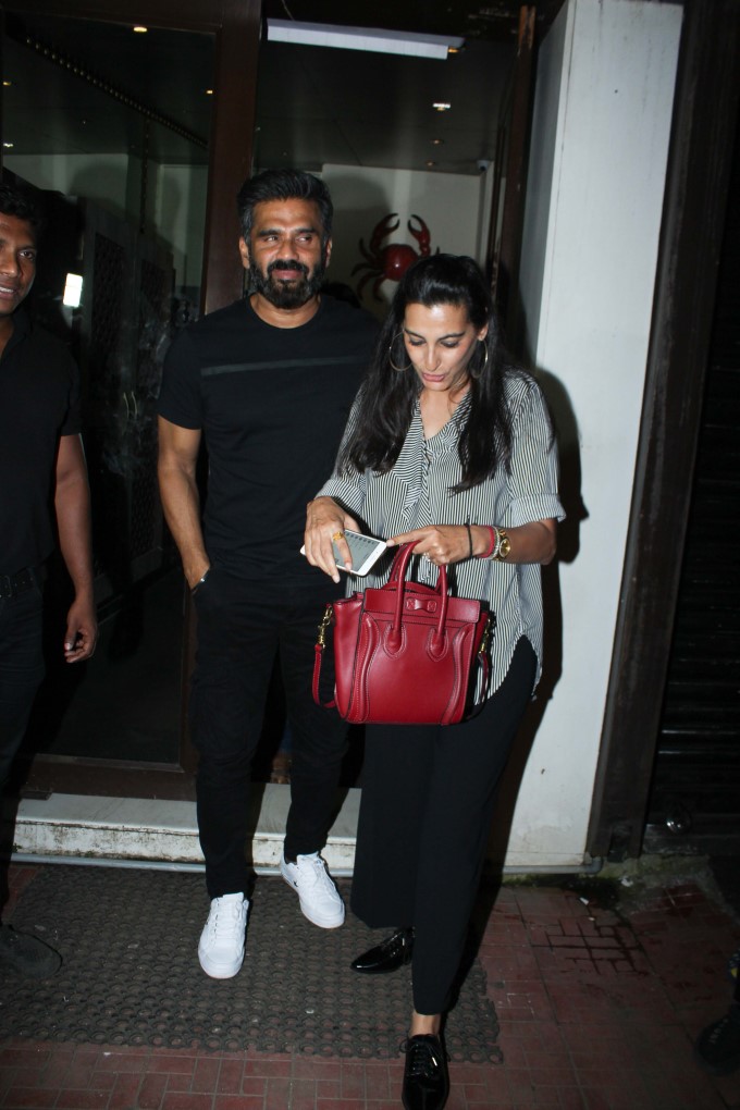 Sunil Shetty And His Family Spotted At Bastian Bandra - Filmibeat