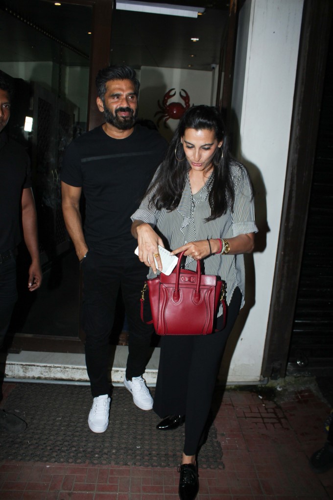 Sunil Shetty And His Family Spotted At Bastian Bandra - Filmibeat