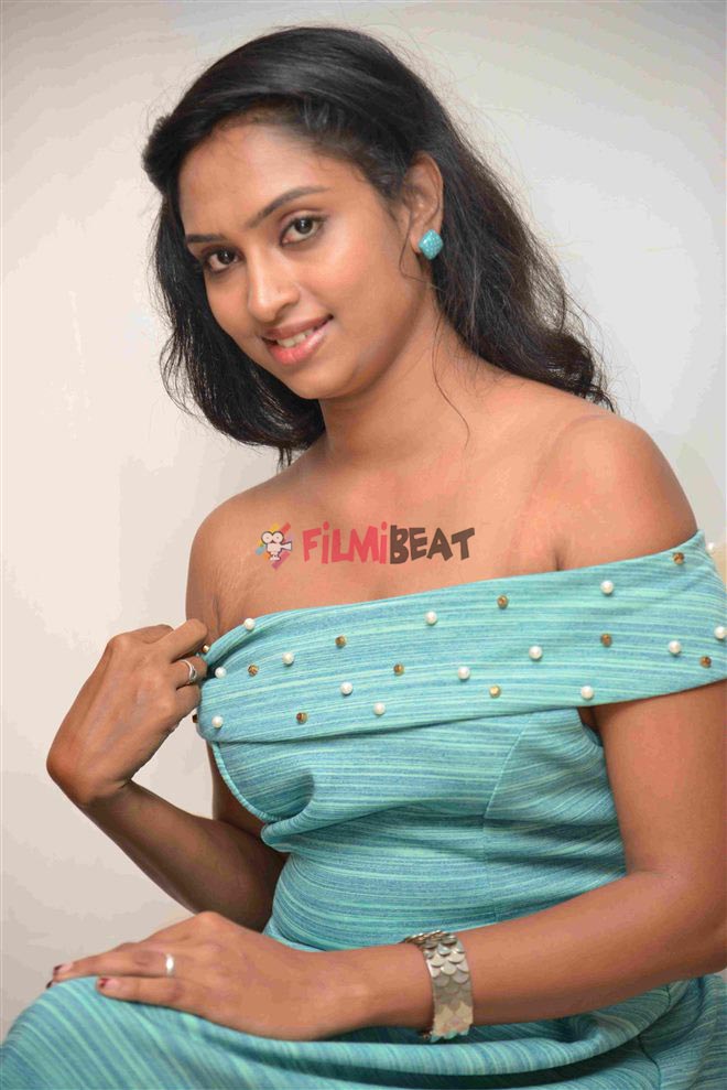 Vidya Photos: Find Latest HD Images, Pictures, Stills & Pics - Filmibeat