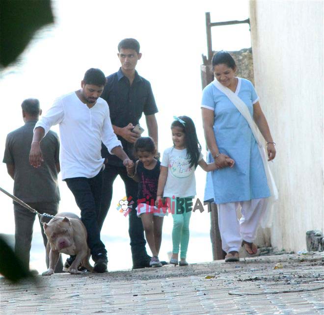 Exclusive Akshay Kumar Daughter Nitara Kumar Spotted At Juhu - Filmibeat