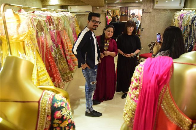 Bharati and Harsh Visit Neeta Lulla Store - Filmibeat